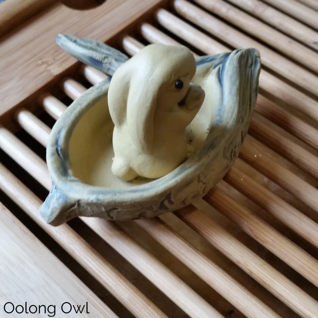 Yet again, Oolong Owl bought another ru kiln gaiwan and rabbit tea pet ...