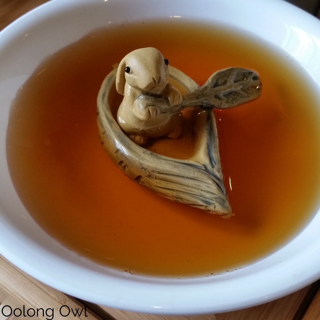 Yet again, Oolong Owl bought another ru kiln gaiwan and rabbit tea pet ...